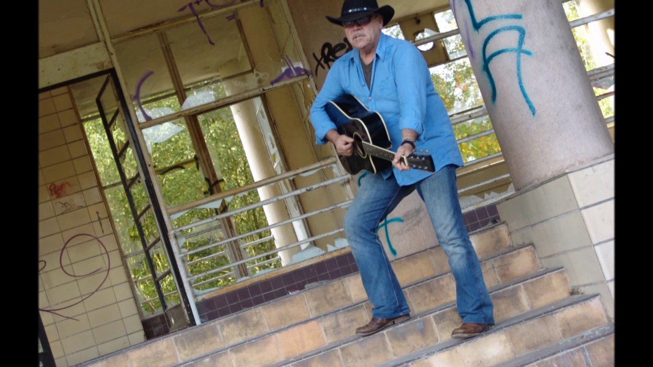 Nick MacKenzie - The Wrong Horse 1975 - YouTube