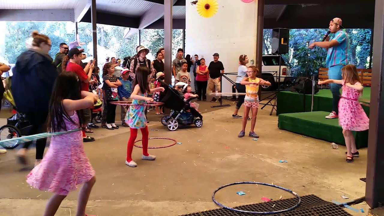 Canika won Hula hoop race in LA Zoo - YouTube