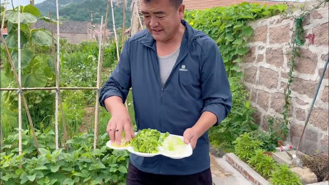 今老海做一桌好菜为侄子一家接风洗尘,其乐融融,别提多高兴了。 Youtube