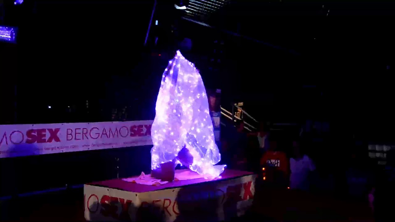 Bergamosex 01-09-19 - Spettacolo Sally blu con Ali Luminose - YouTube