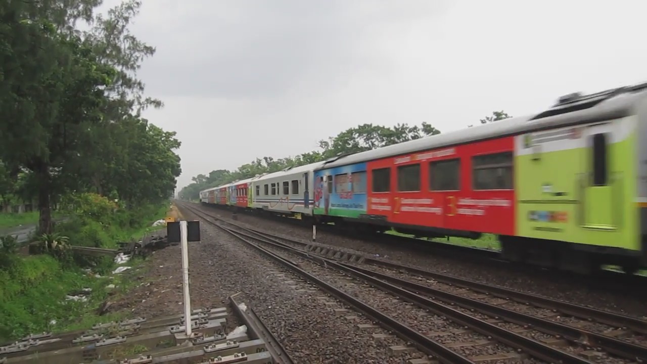 Kereta Api Argo Wilis + Kereta Wisata Nusantara - YouTube