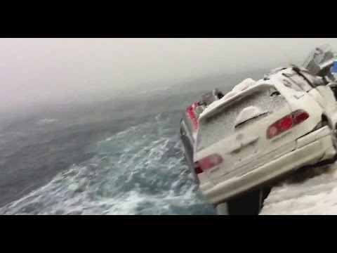 Lüks Araç feribottan Okyanusa Böyle Düştü