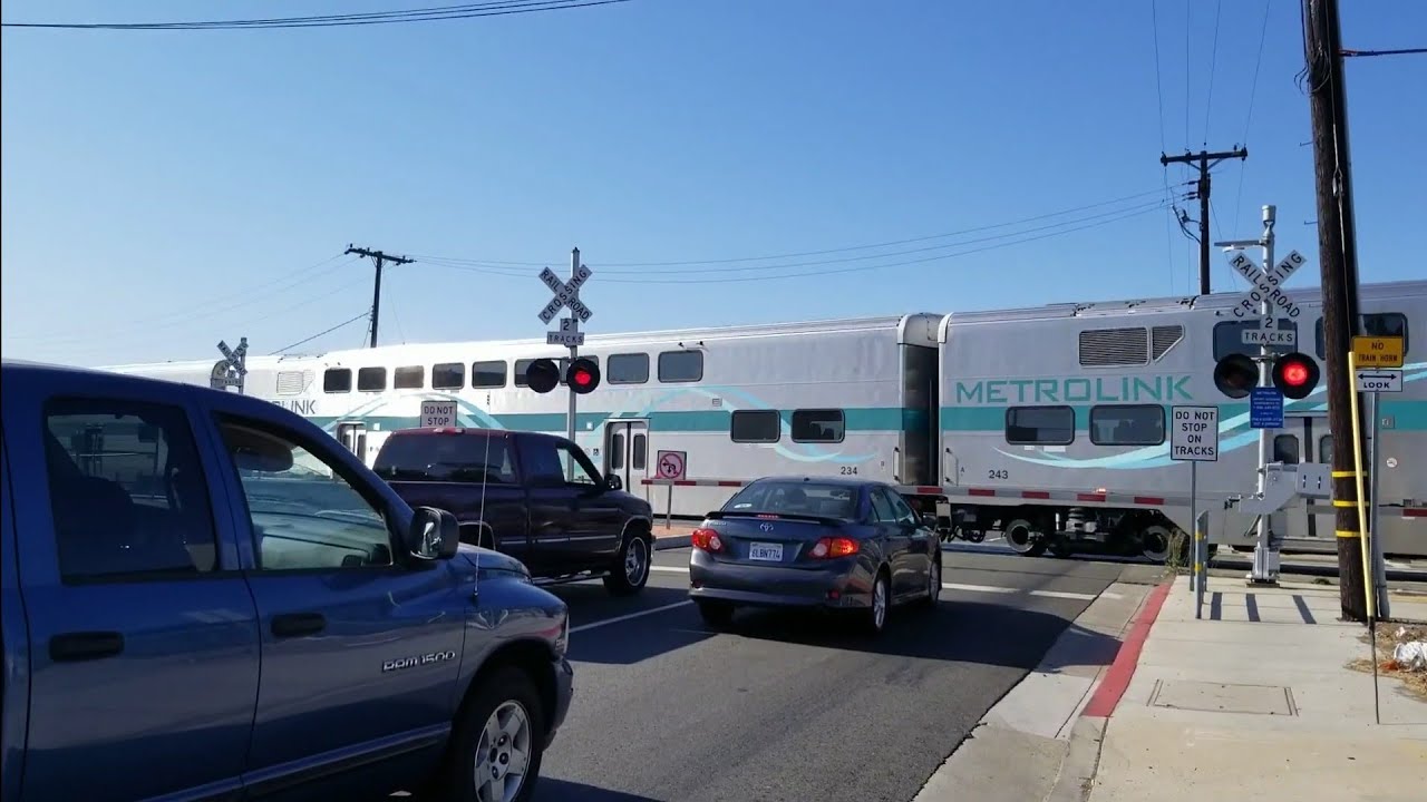 Metrolink 892 passes Main Street, Orange CA - YouTube