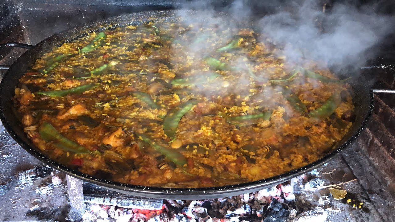 Concurs de paella Valenciana - Paella cu pui - YouTube