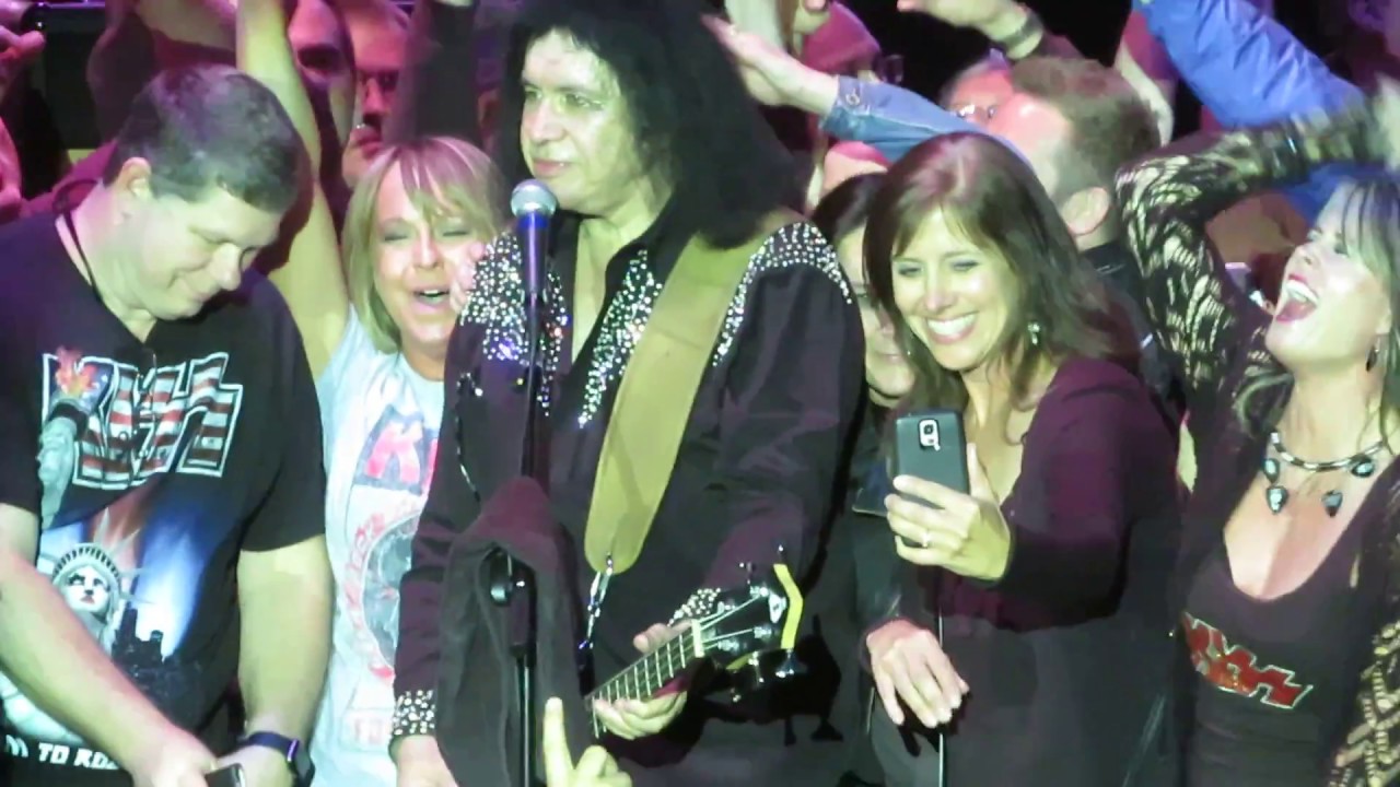 ️ KISS singer gives Grace Fromm a fistbump, circa 2018 - YouTube