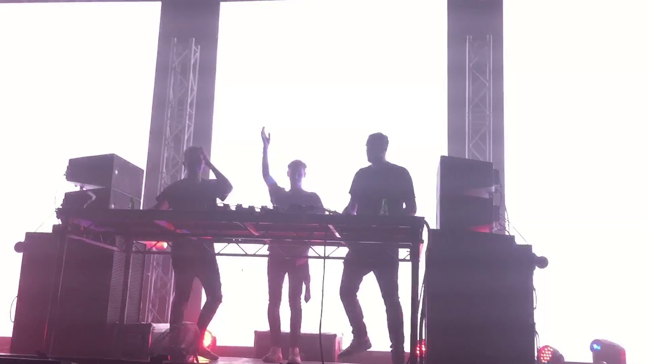 W&W | Mike Oldfield - Moonlight Shadow ft. Maggie Reilly - YouTube