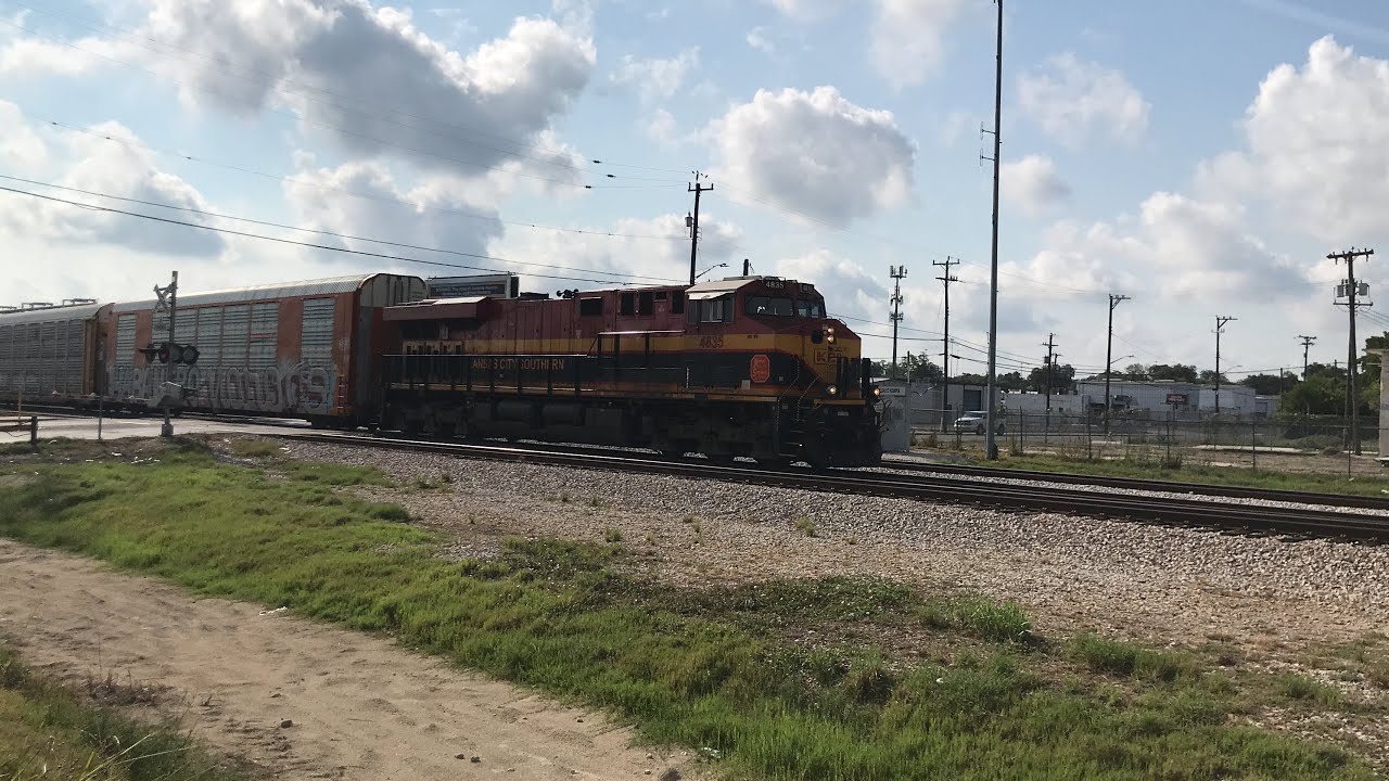 WB | KCS Leading UP Autorack | + Friendly Engineer | S. Brazos St. | San Antonio TX - YouTube