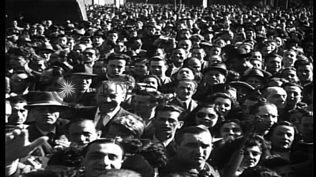 Angry crowd presses to view dead bodies of Benito Mussolini, his ...