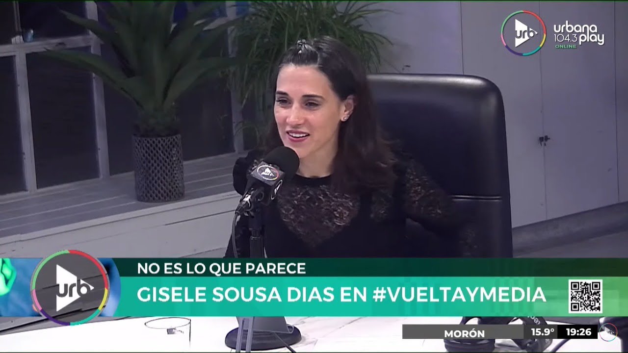 La historia de una nerd (y dos más) con Gisele Sousa Dias en #VueltaYMedia - YouTube