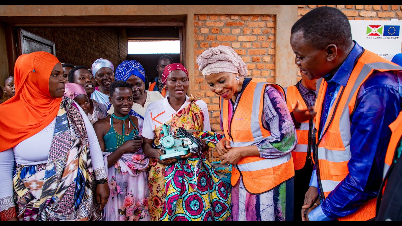 Abenegihugu bo ku mutumba Kamahoro bararonkejwe ibikoresho bibasahiriza ...