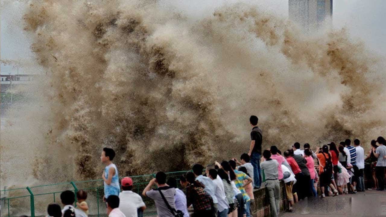 World's largest tidal bore in China's Qiantang River adds to Mid-Autumn ...