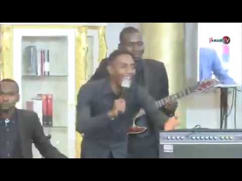 Yadah praise team/ favour is my name - YouTube