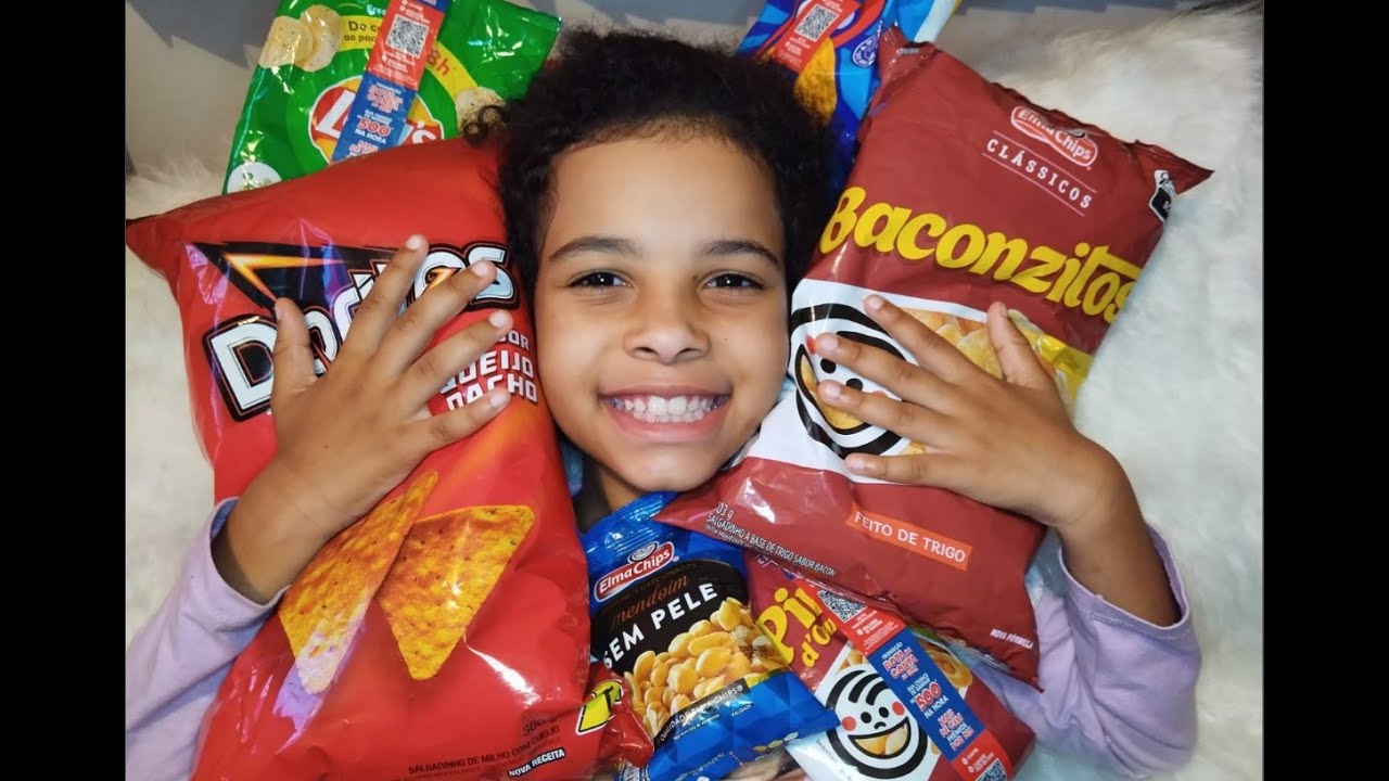 Helloisa experimentando salgadinhos - YouTube