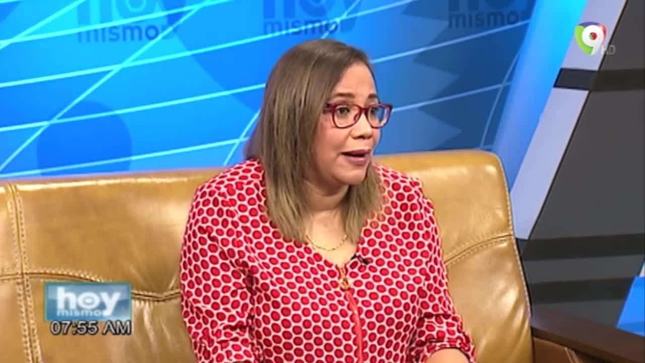 Entrevista a la Dr. Marlin Fernández, Urologa muestra un aparato para ...