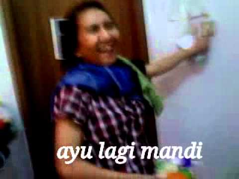 Ayu mandi ga pk sabun & ga ganti cd...ckckckck...