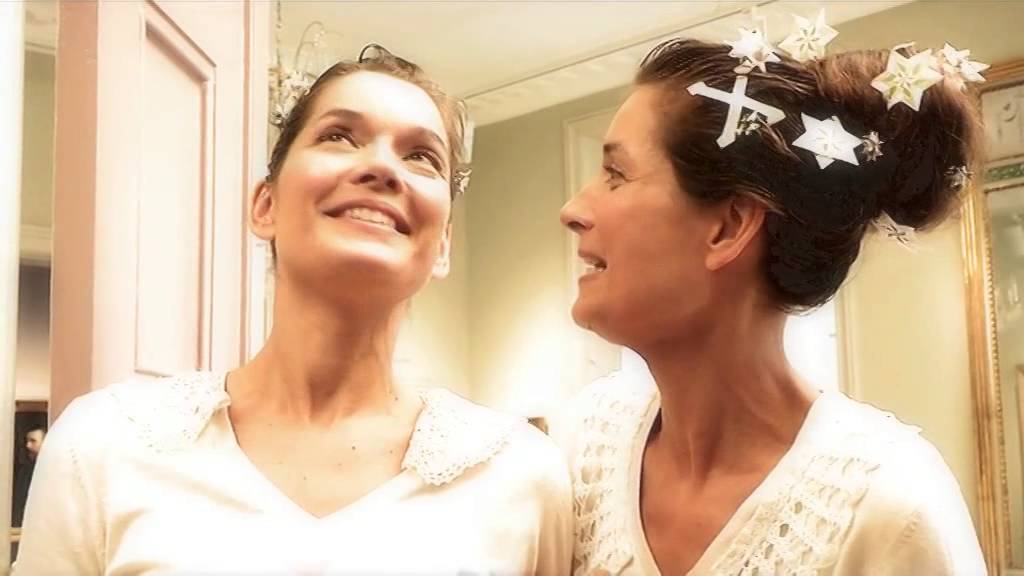 Helene & Simone "Twin Makers" wishing you a merry Christmas. - YouTube