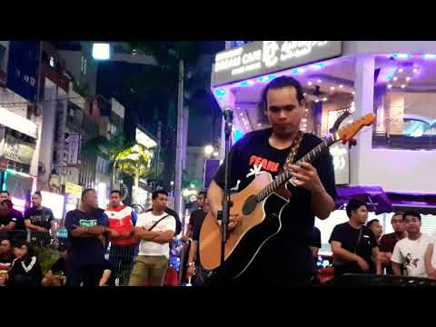 Awek kasut putih excited nak lagu Sambutlah Kasih...Betapa gembiranya dia bila ianya tertunai..
