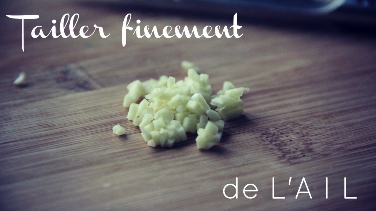 Comment tailler finement de l'ail? | Techniques de cuisine - YouTube