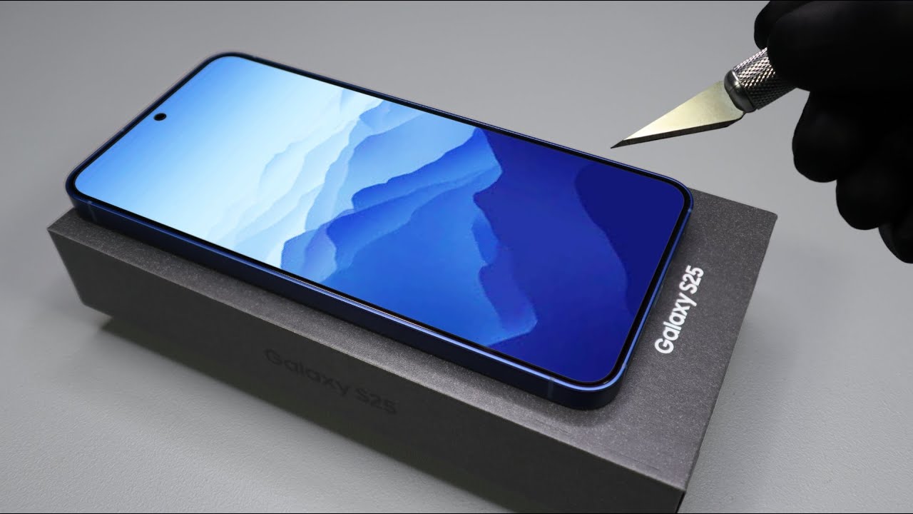 Samsung Galaxy S25 - 1 Minute Unboxing! - YouTube