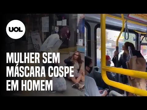 Mulher sem máscara cospe em rosto de homem e é jogada para fora do ônibus