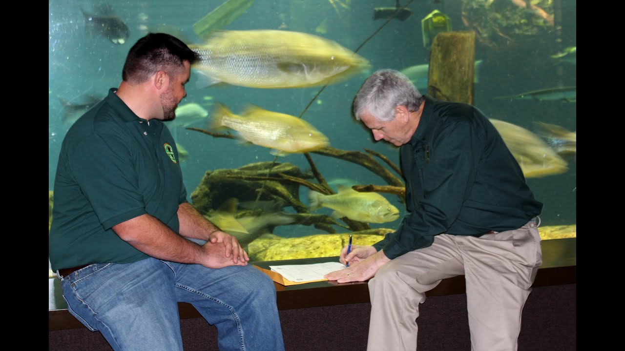 TWRA Fisheries Chief Verifies New Record Bass - YouTube