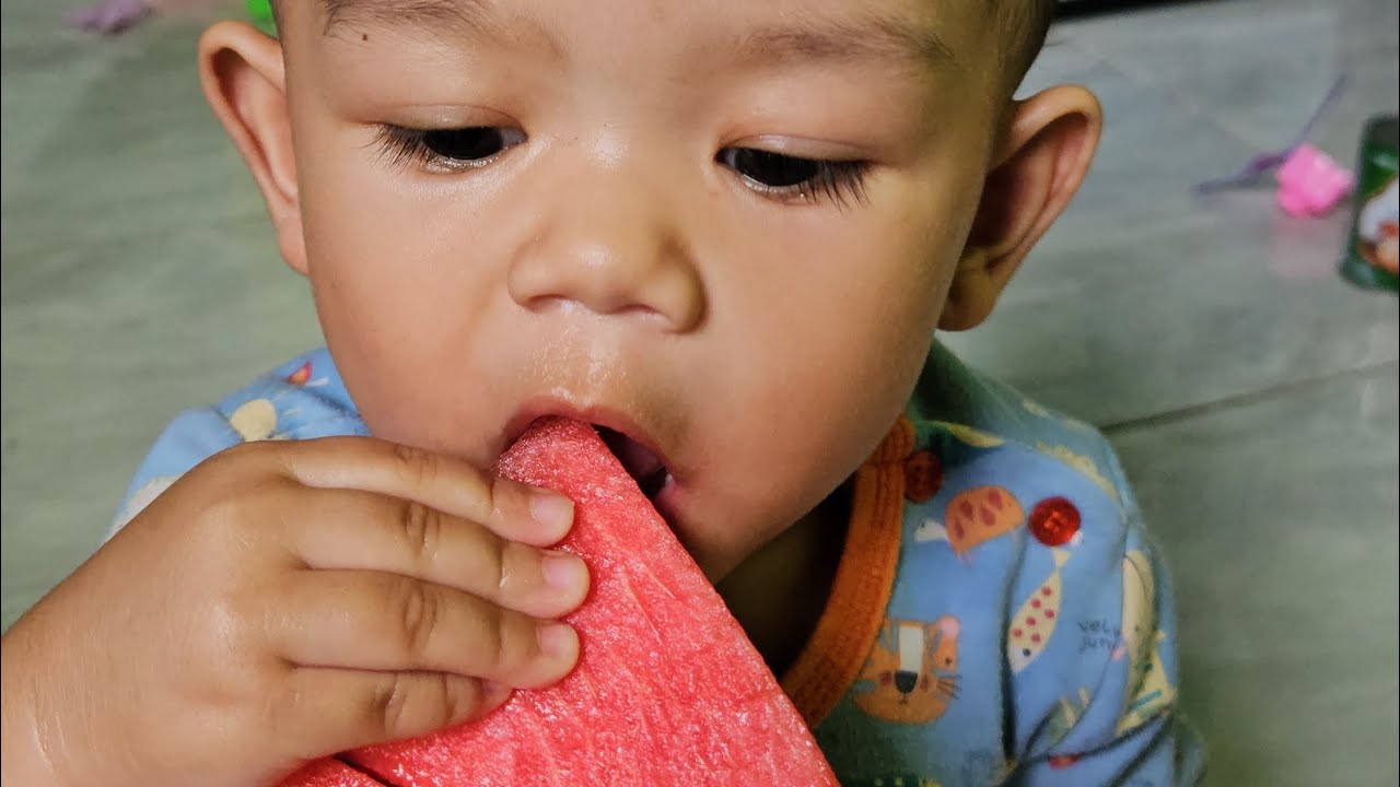 Lucunya Bayi Makan Buah Semangka | Bayi makan Buah - YouTube