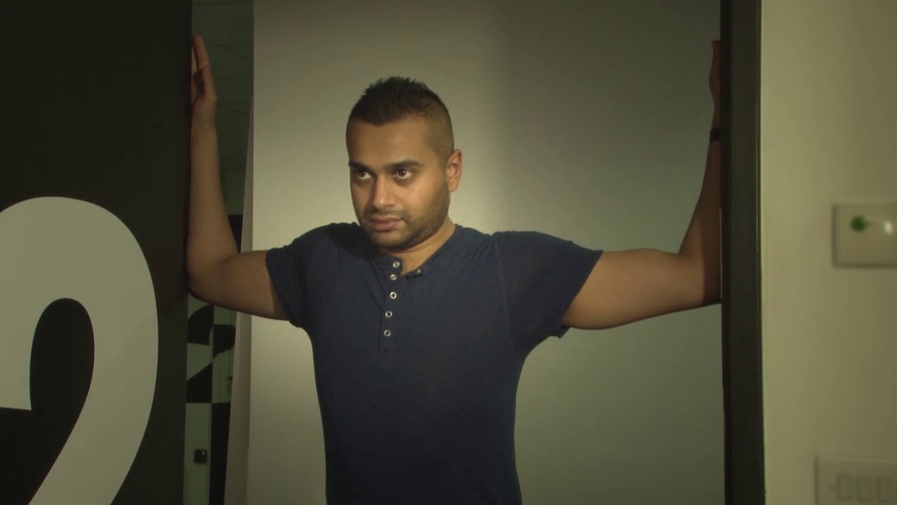 Door lean - chest and shoulder muscle stretch - YouTube