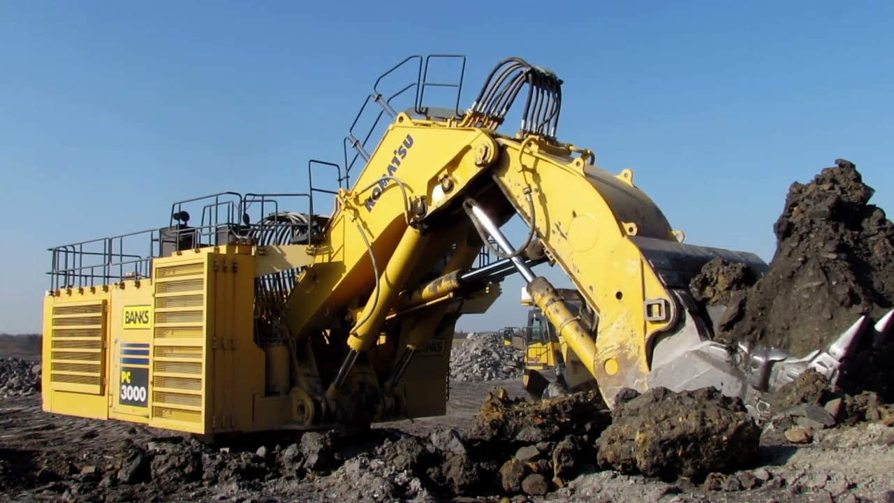 MASSIVE Komatsu shovel moving TONNES of dirt! - YouTube
