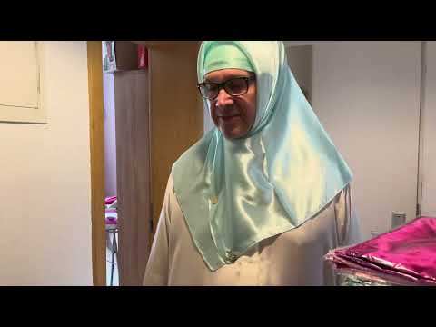 Alman travesti herkesin önünde Türk, parlak ve feminen uçuşan saten başörtüsü takıyor.