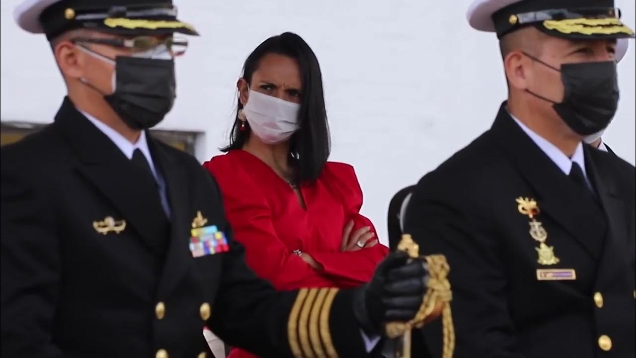 Ceremonia de ascenso e imposición de medallas de un personal de Profesionales Oficiales de ...