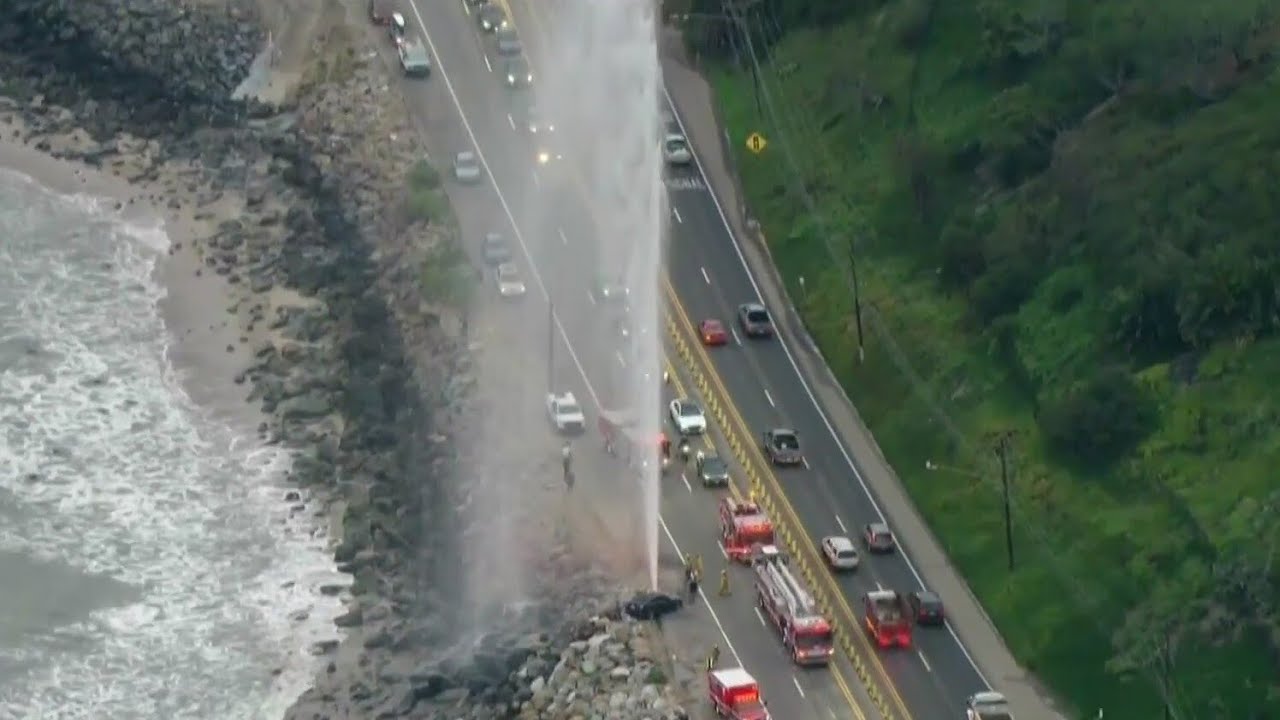 Fire hydrant crash sends water 400 feet into air in Los Angeles - YouTube