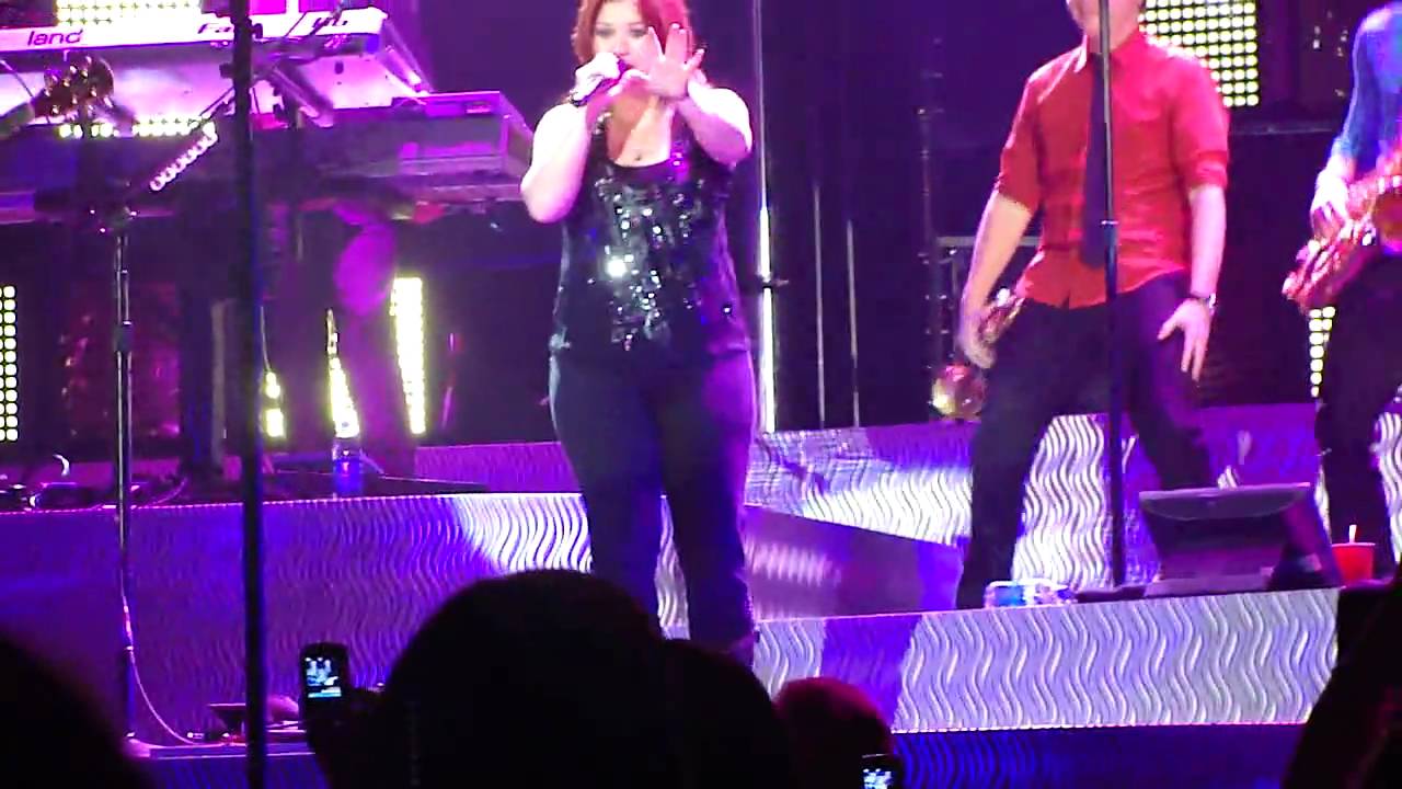 Kelly Clarkson with Shakira move - Pensacola, FL 12-11-09.MP4 - YouTube