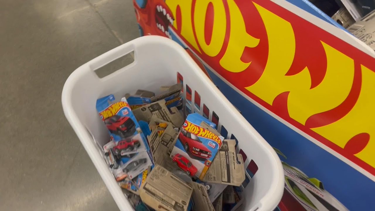 Hot Wheel Hunting, Restock Of Dumb Bins As Collectors Scramble 😂 - YouTube