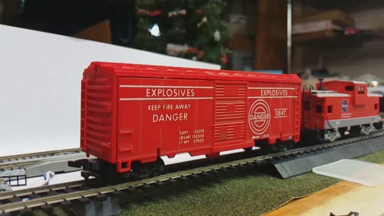 Lionel HO Exploding Boxcar - YouTube