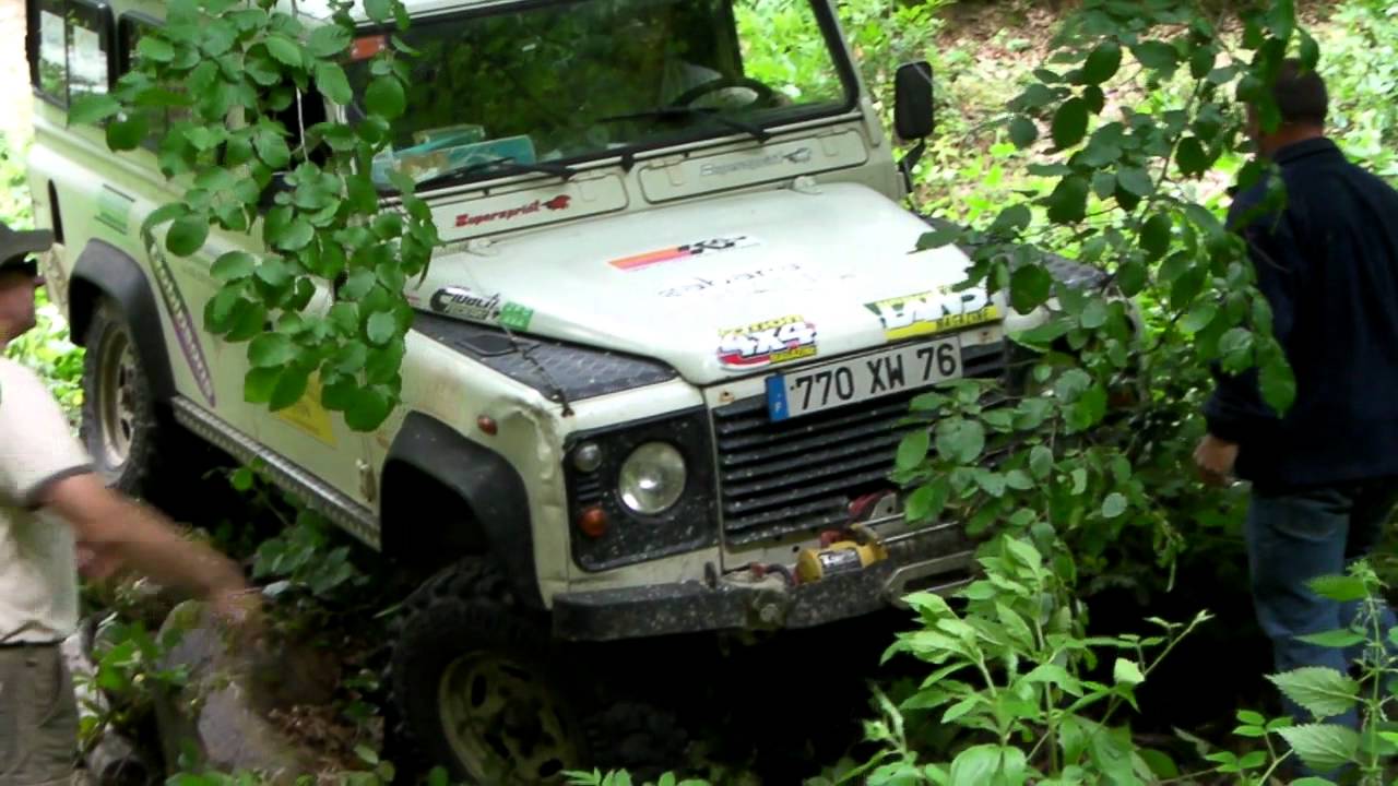 4x4 land rover defender accident de parcour à Forest Hill - YouTube