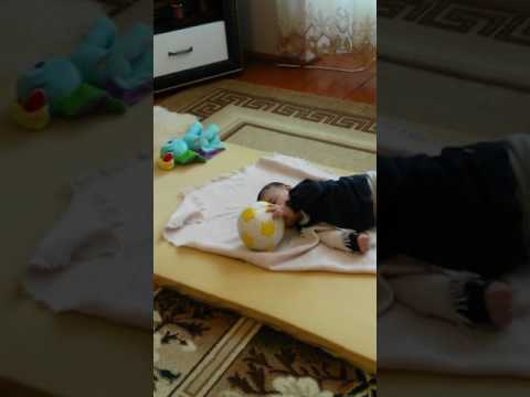 6 ayliq usaq top goturmek isteyir