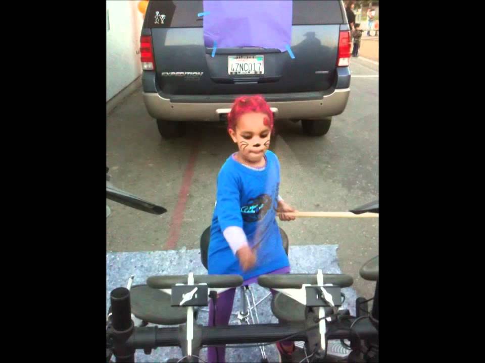 Little somali girl playing drums - YouTube
