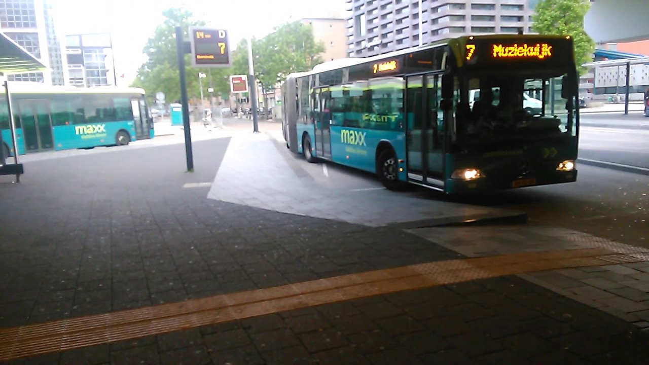 Maxx bus vertrekt van station Almere Centrum - YouTube