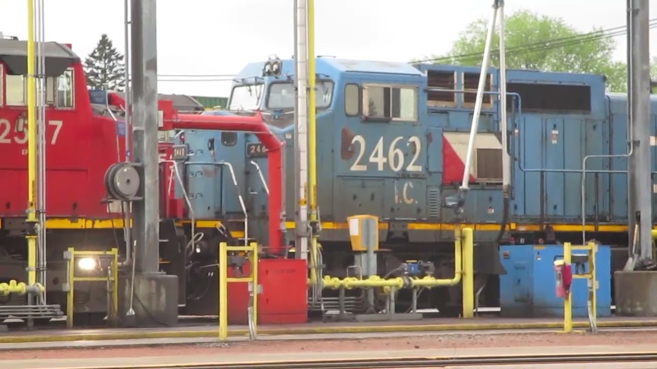 CN 2527, IC 2462 Idling. - YouTube