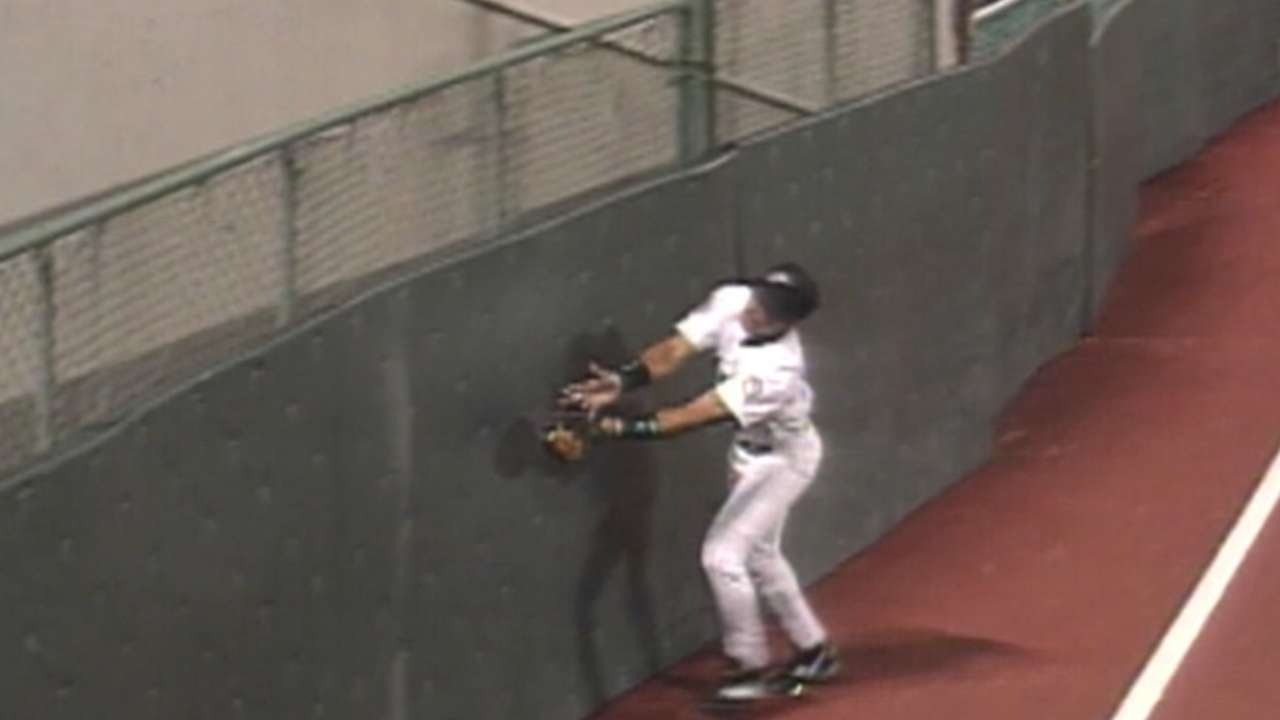 Sheffield makes basket catch in foul ground - YouTube