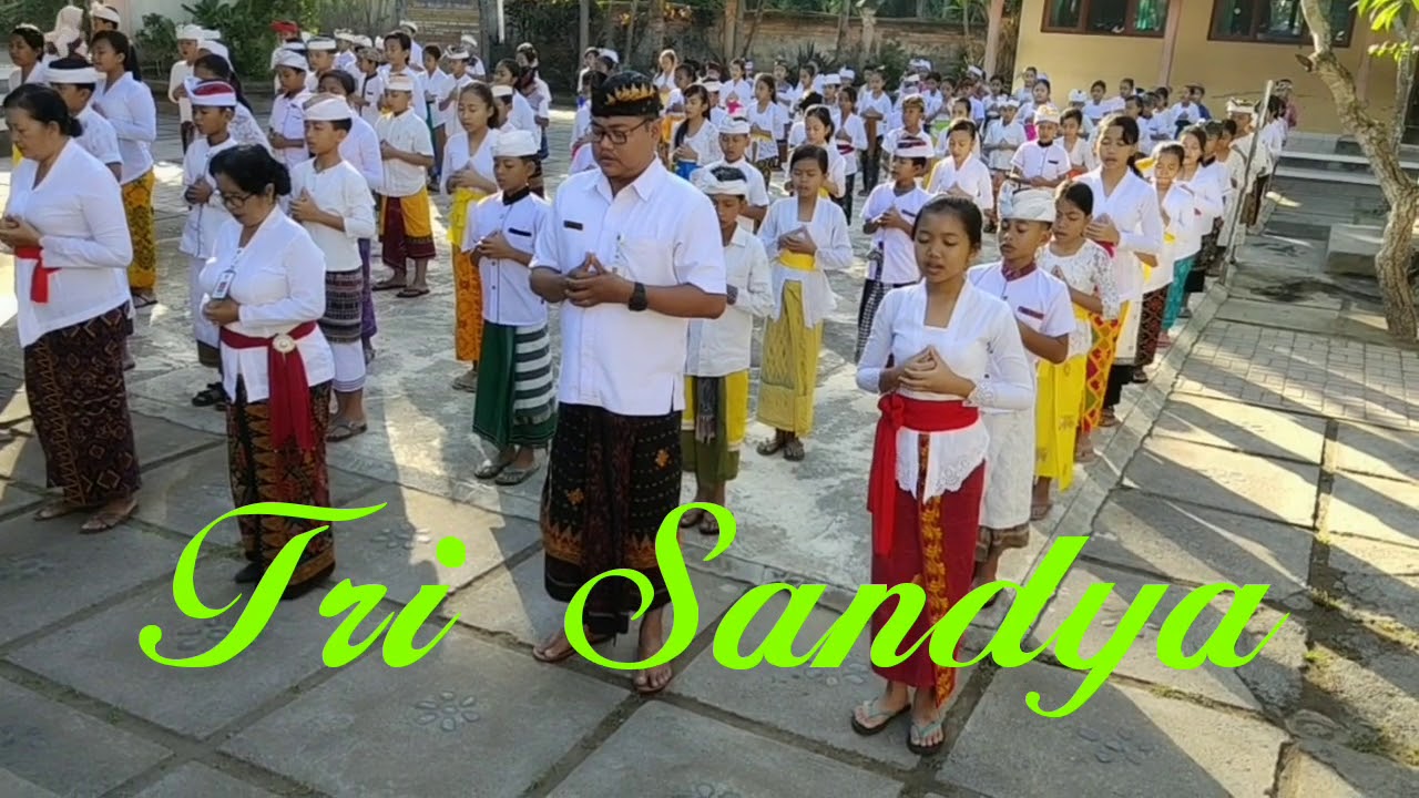 Puja Tri sandya di SDN 3 Ulakan - YouTube