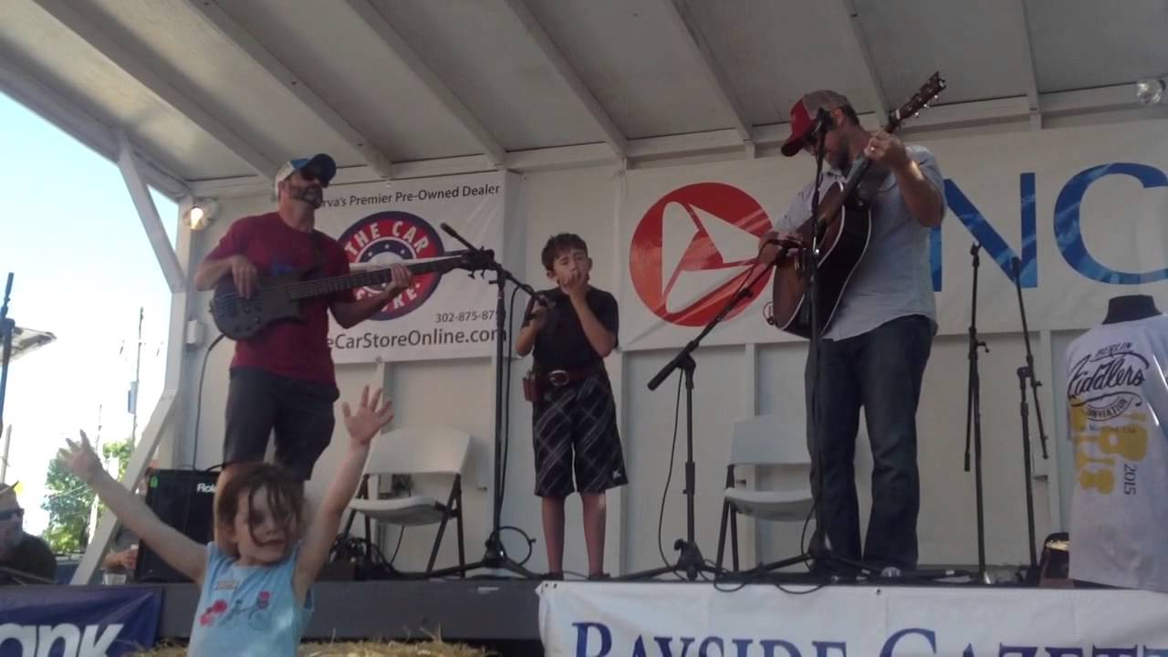 Blind Wind Cole Moran plays St. Anne's Reel Berlin Fiddlers - YouTube