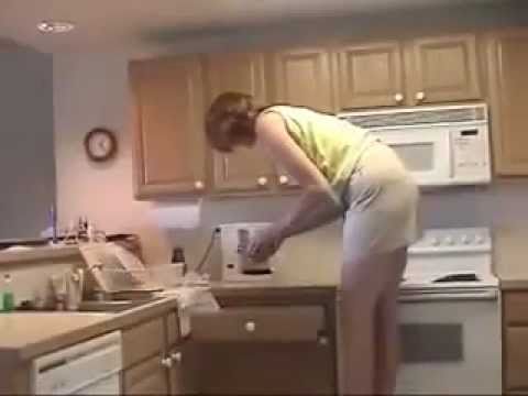 Tall kat in little kitchen