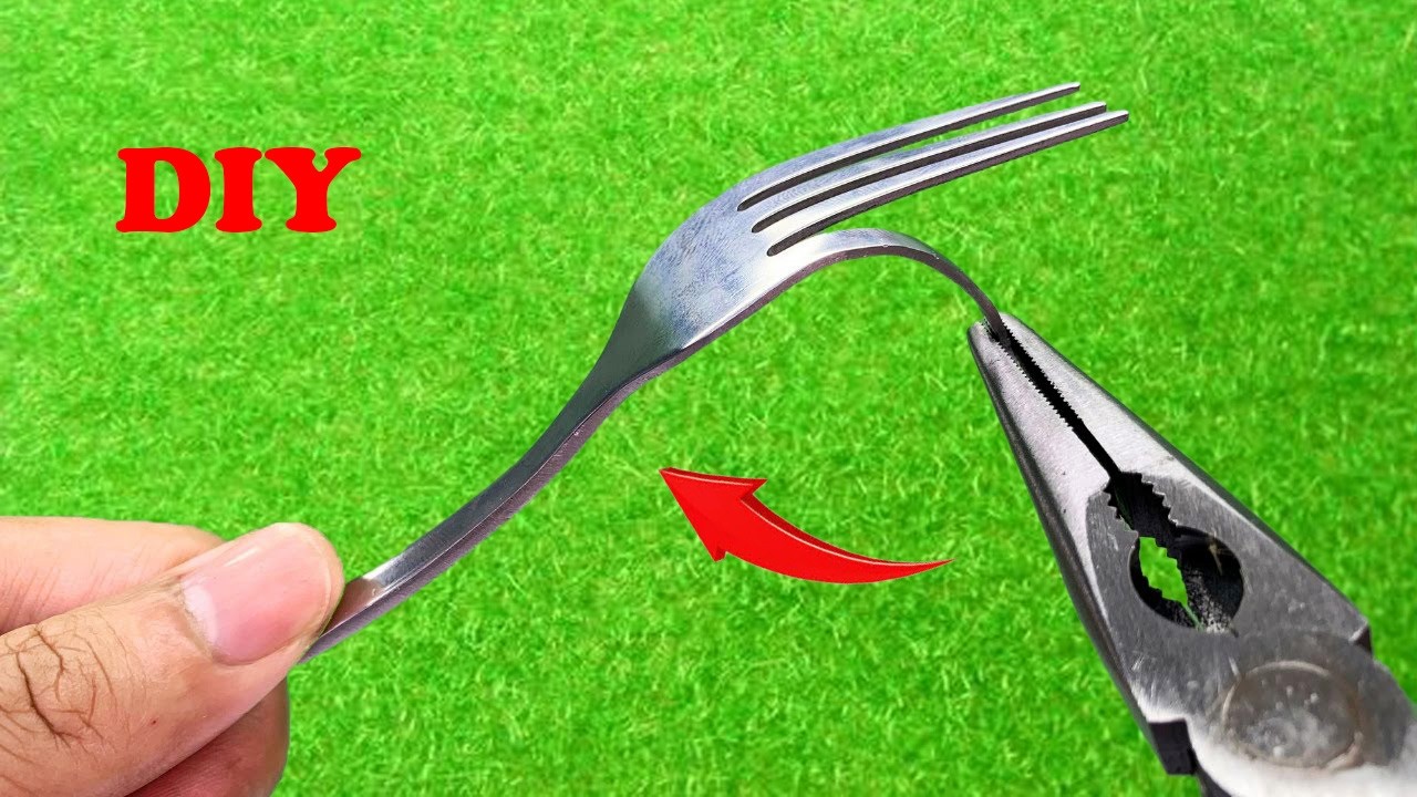 Super DIY idea! Bend a fork like this and be amazed at the results ...