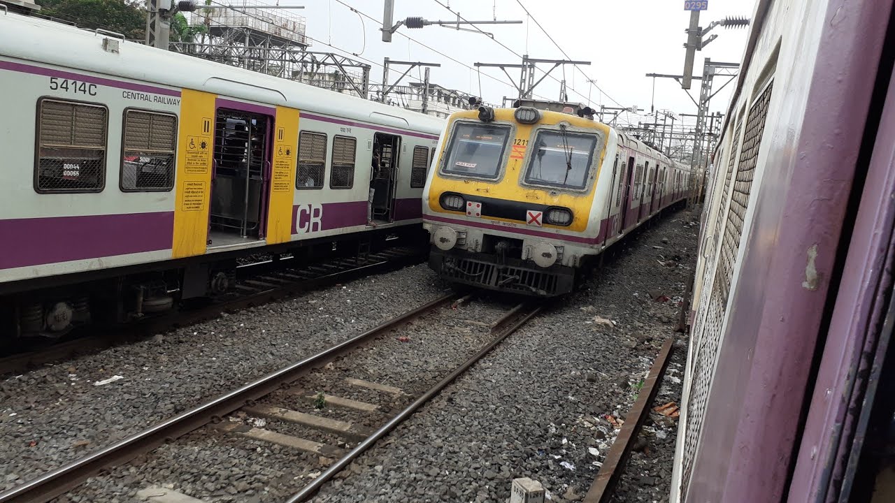 Race Lagi Local Train Me Mumbai CST Station Ke Pass | Wo bhai Kitni ...