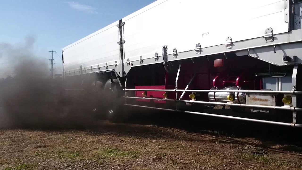 FUSO V8 8M20 - YouTube