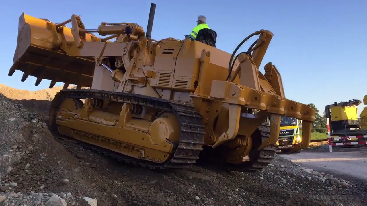 Oldtimer Trax Caterpillar 983 im Einsatz - YouTube