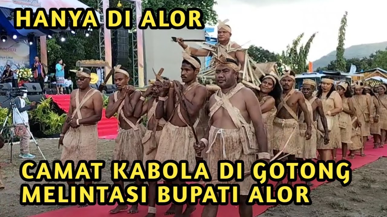 Camat Kabola digotong melintasi di depan Bupati Alor dalam Ekspo dan ...