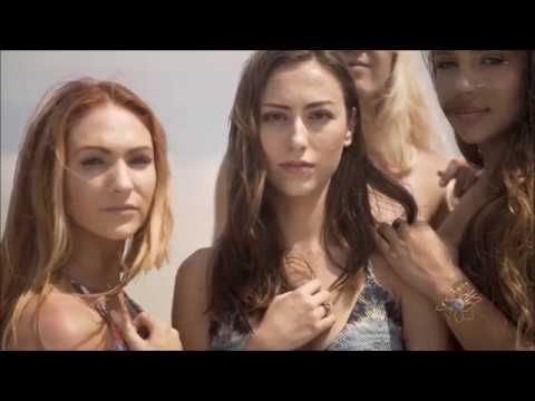 LES FILLES À LA PLAGE