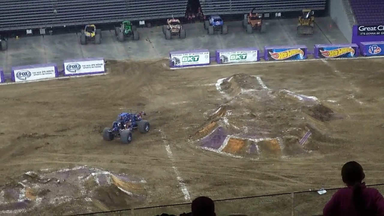 Monster Jam 2016 Minneapolis US bank stadium - YouTube